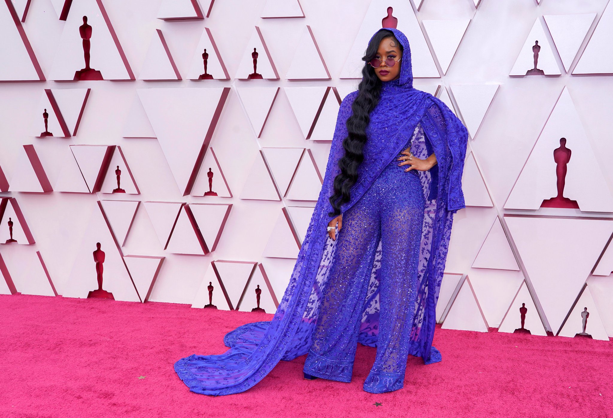 Watch: H.E.R. Performs at 2021 #OSCARS / Makes History with Best ...