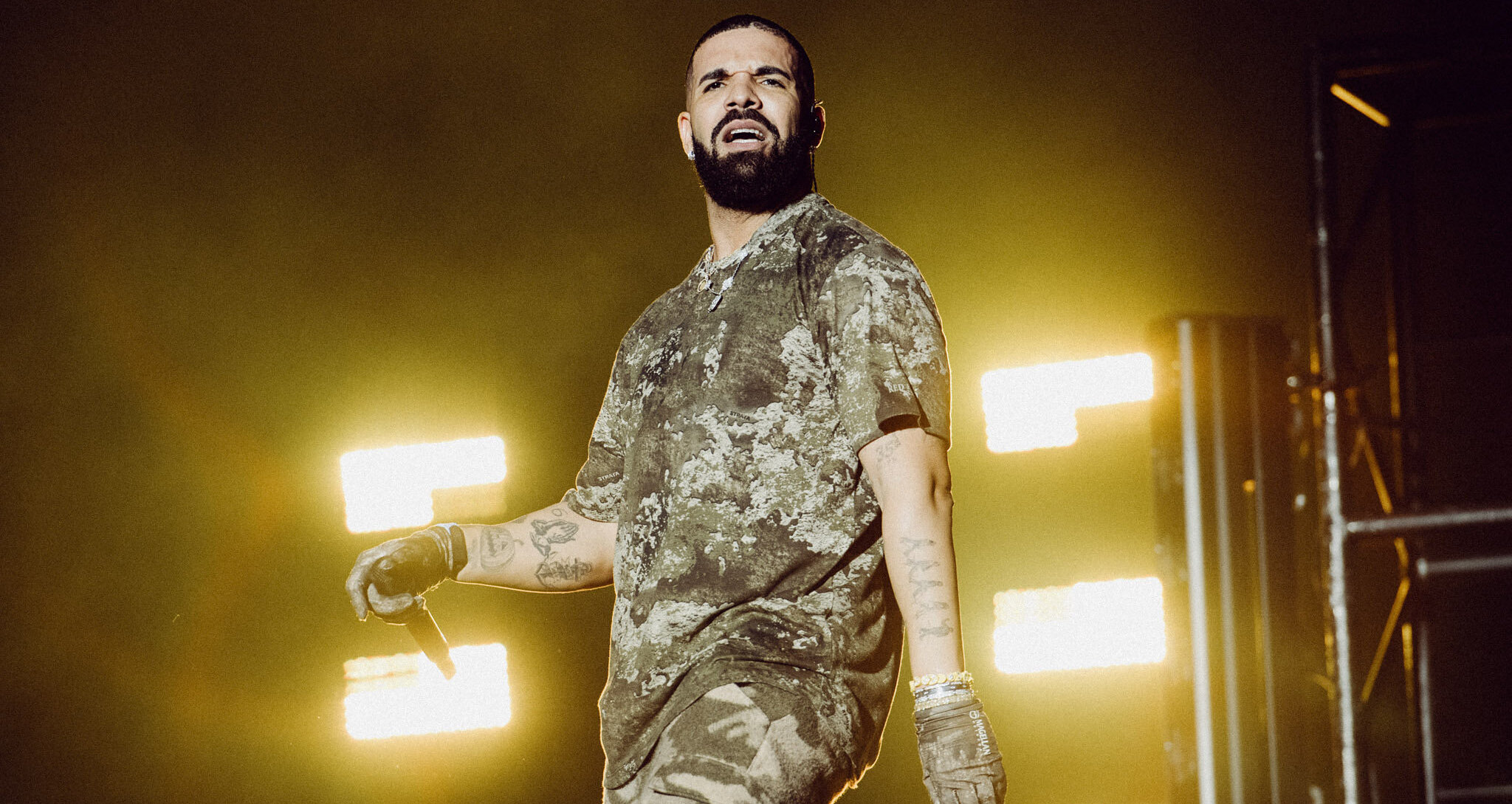 Drake Returns to the Stage with SURPRISE Wireless 2021 Set - That Grape ...