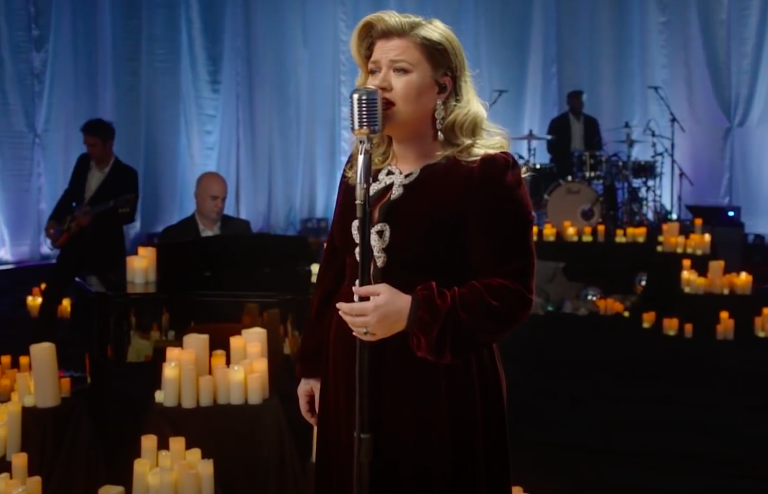 Watch: Kelly Clarkson Dazzles With 'Blessed' On 'Fallon' - That Grape Juice