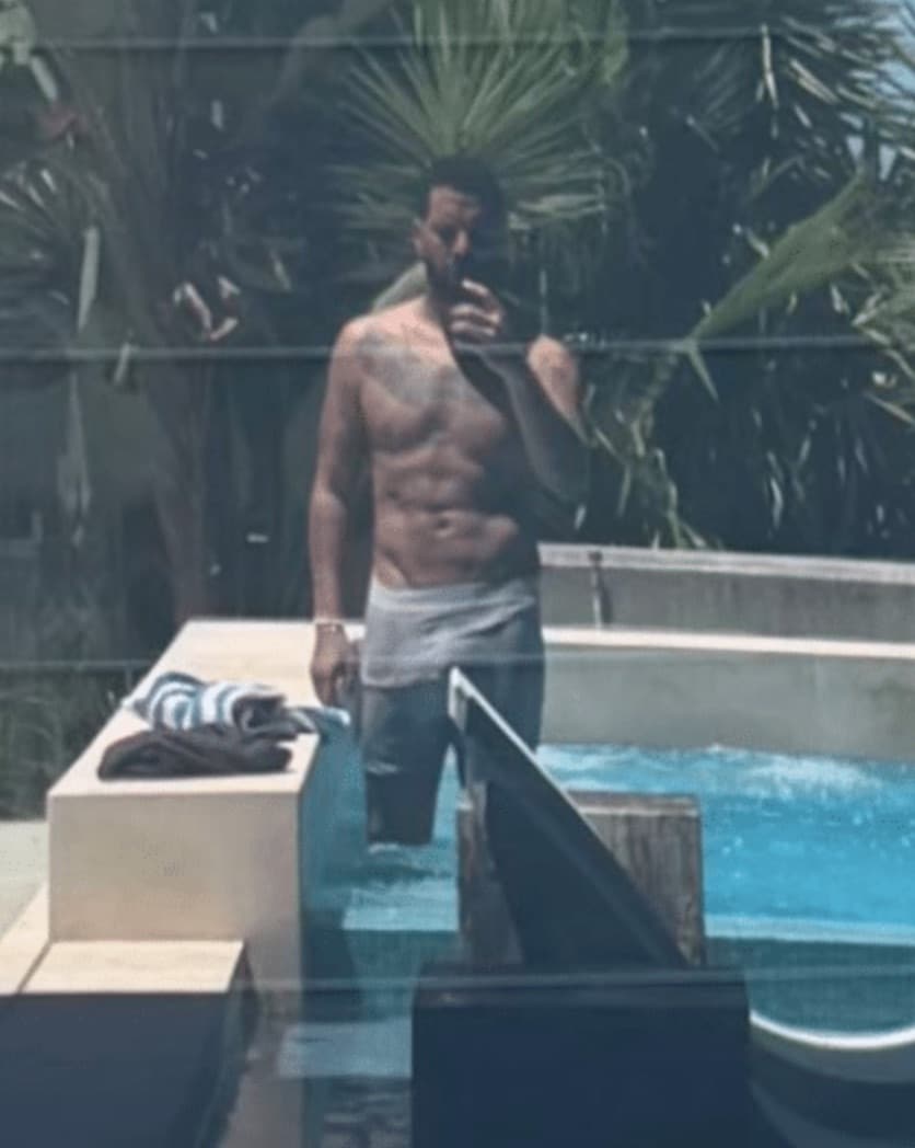 Drake Strips Down in New Snap Amid UMG Legal Drama - That Grape Juice