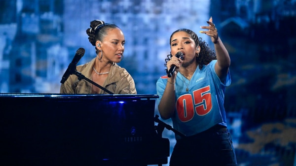 Alicia Keys & Amanda Reid Drop 'The River' Music Video / Perform ...