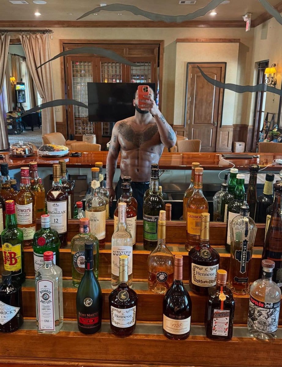 Drake Flaunts Abs in Striking Viral Shot - That Grape Juice